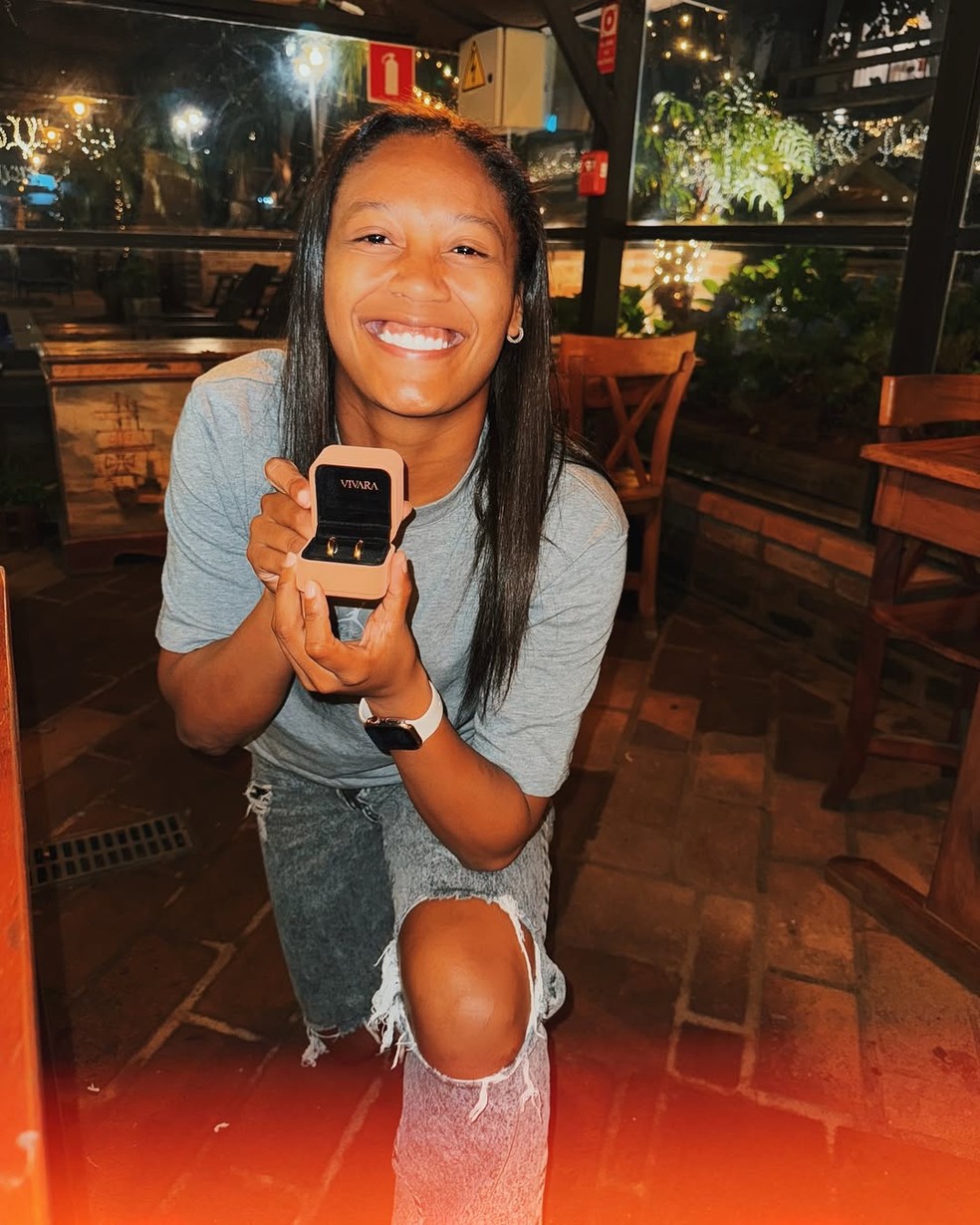 Jogadora da Seleção Ary Borges pede a namorada em casamento e celebra ...