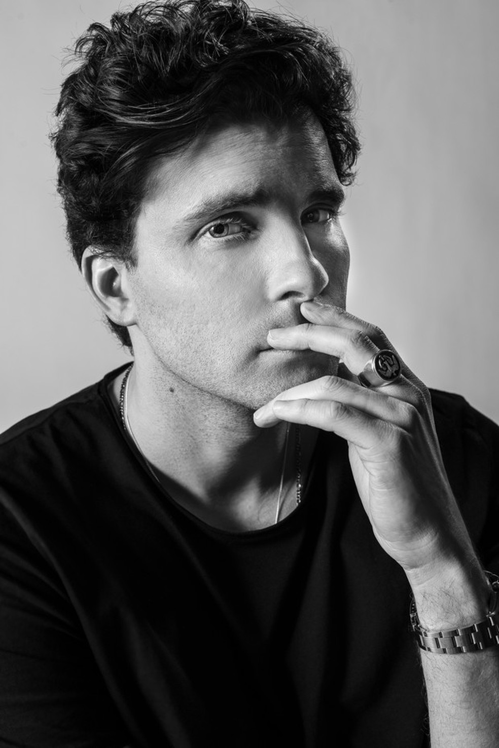 Prestes a estrear no Rock in Rio, Thiago Fragoso revela “frio na barriga”