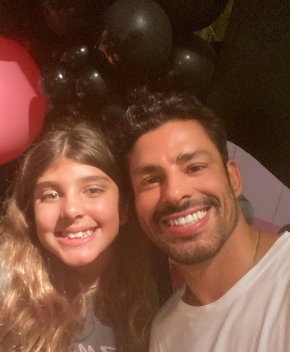 Cauã Reymond se derrete pela filha, Sofia