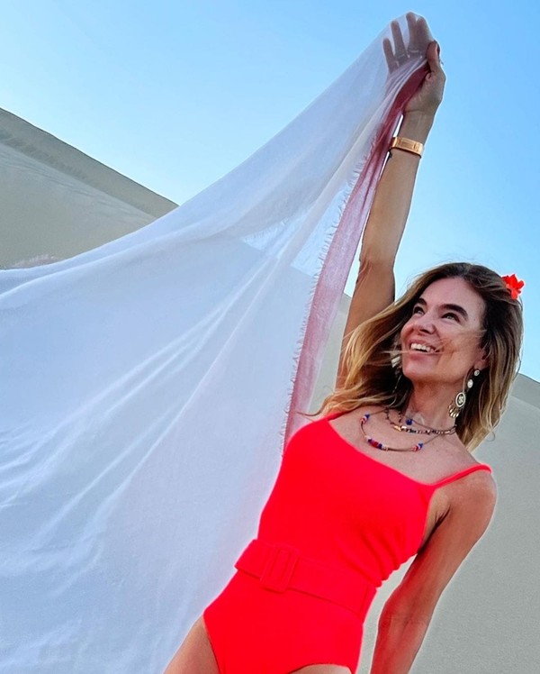 Desirée Soares elege peça beachwear vermelha para posar no deserto do Catar