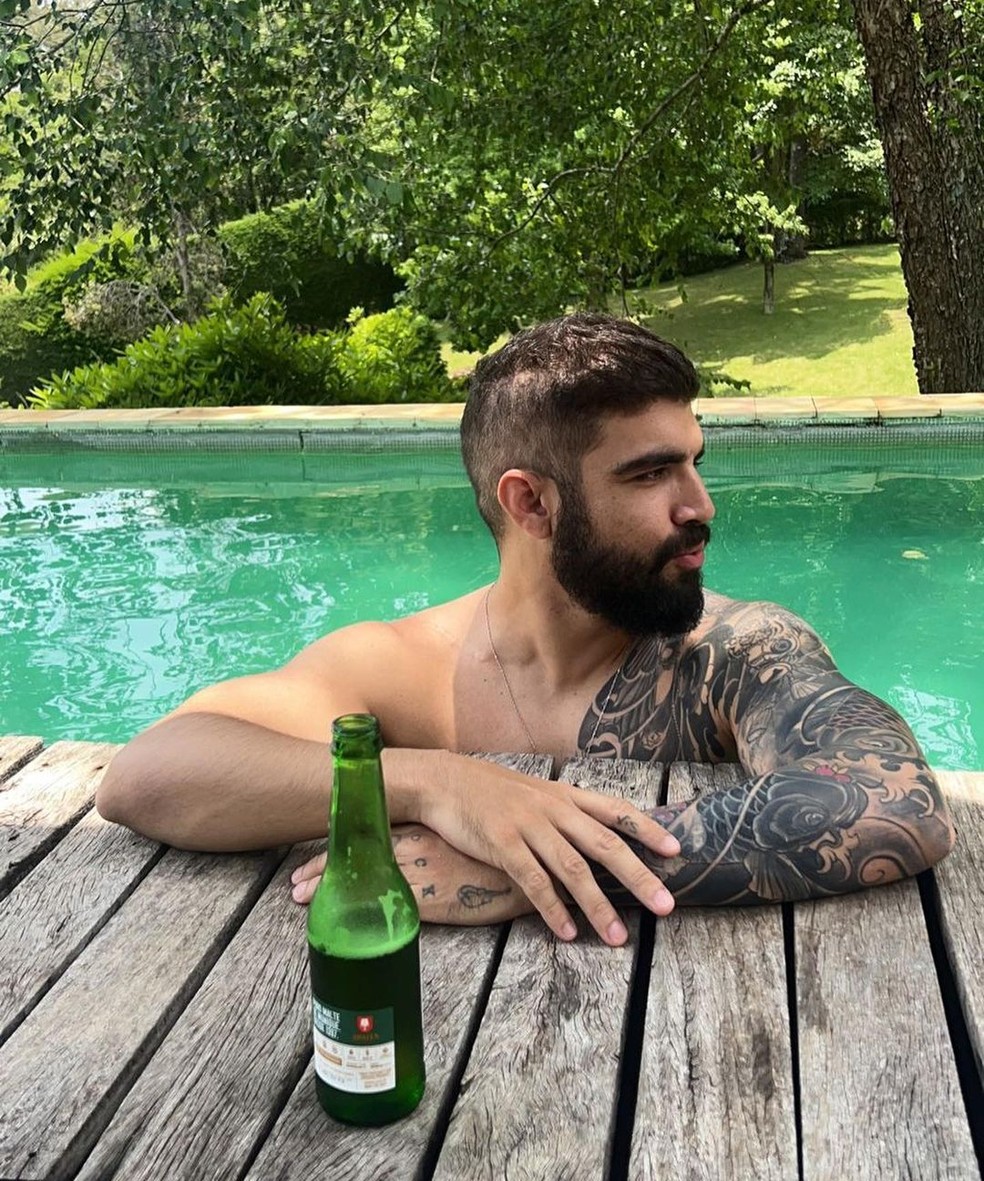 Caio Castro posa em clima de romance com a namorada, Daiane de Paula