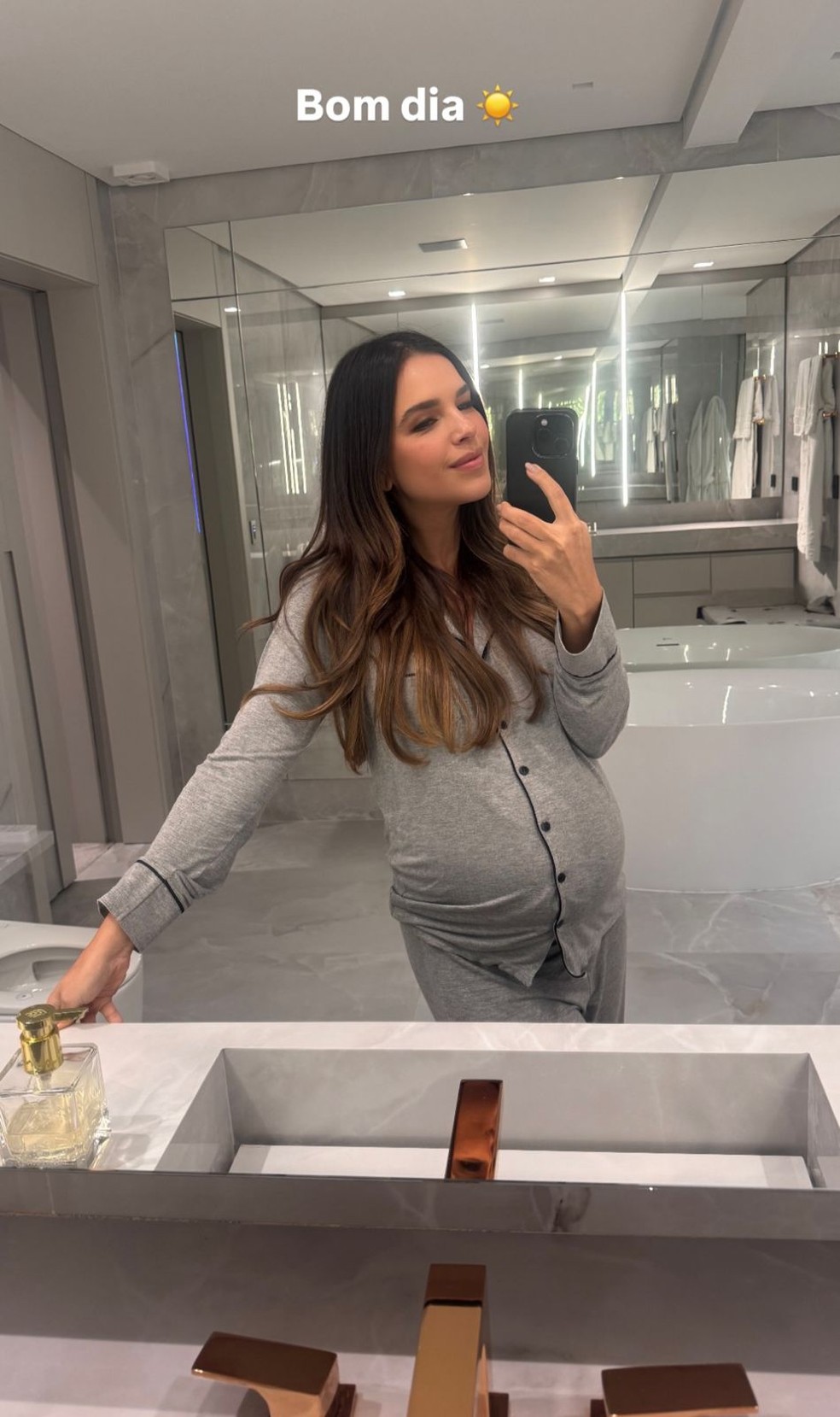 Mariana Rios exibe barrigão de grávida em selfie no espelho