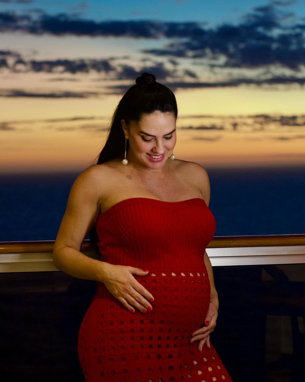 Graciele Lacerda exibe barrigão de grávida em pôr do sol durante cruzeiro