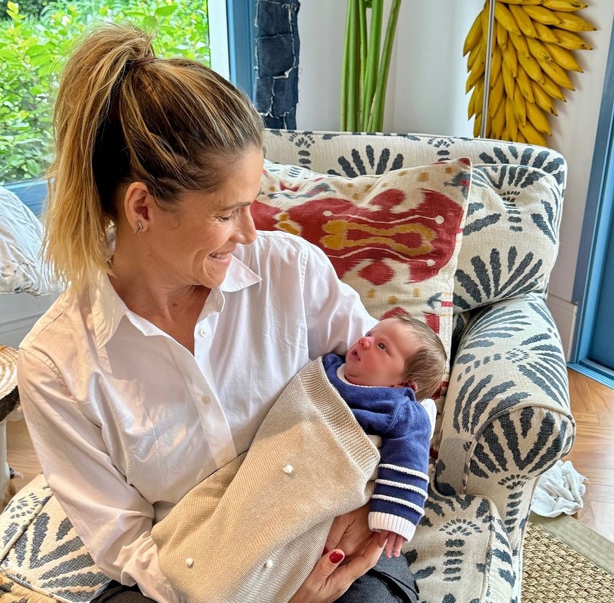 Ingrid Guimarães visita filha caçula de Chay Suede e Laura Neiva
