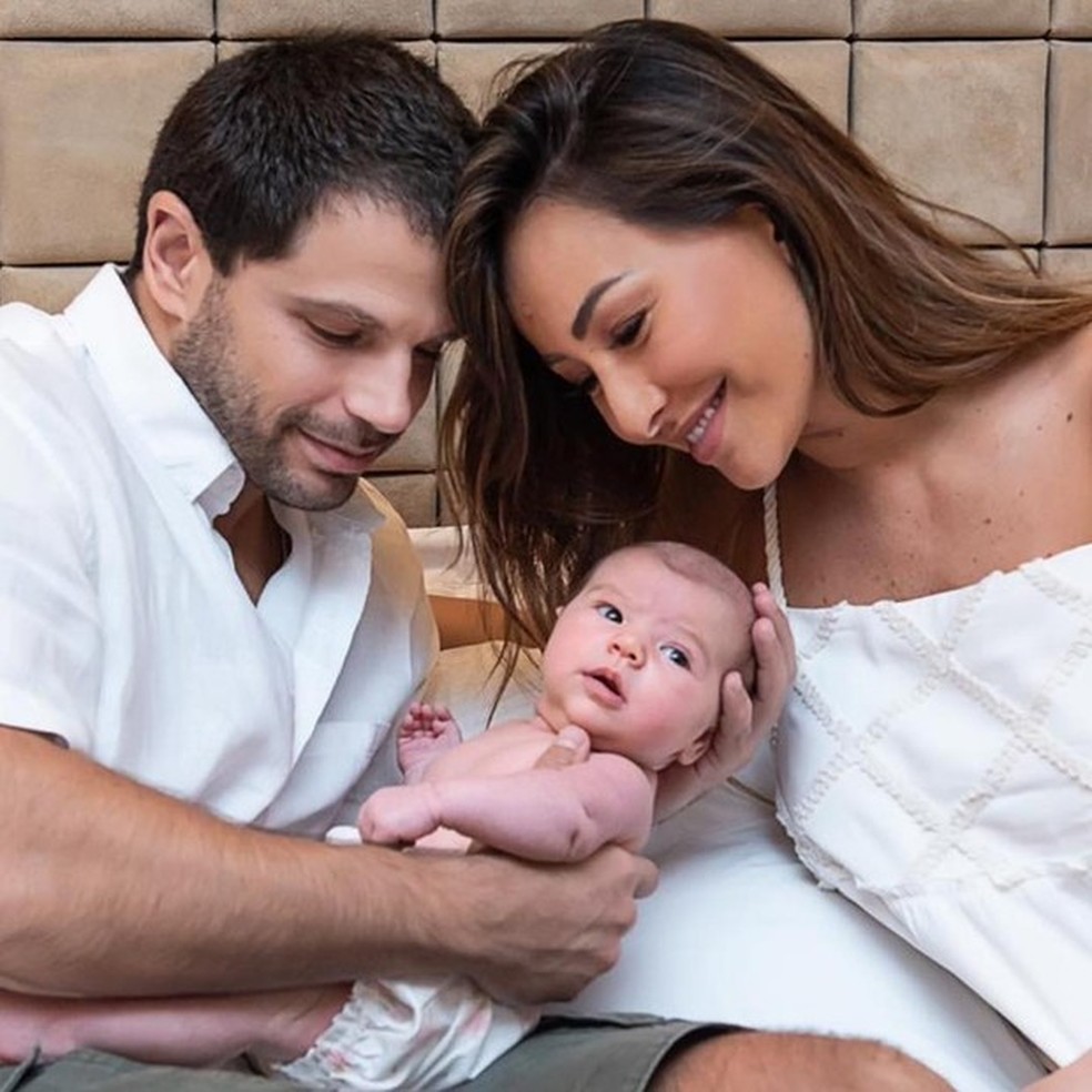 Zoe completa um mês e ganha parabéns da vovó, Leda Nagle