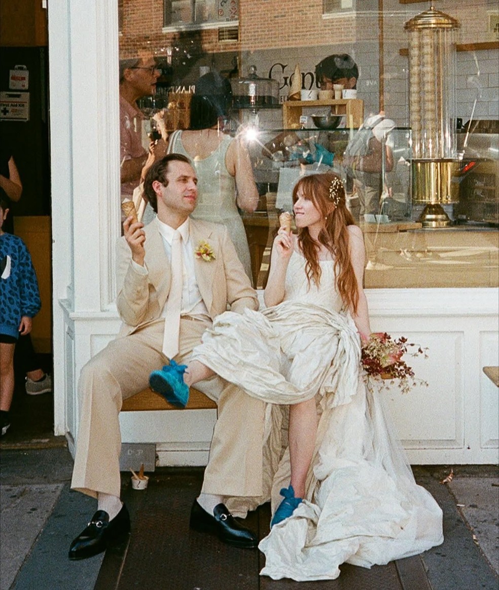 Carly Rae Jepsen se casa com o produtor musical Cole MGN em cerimônia ...