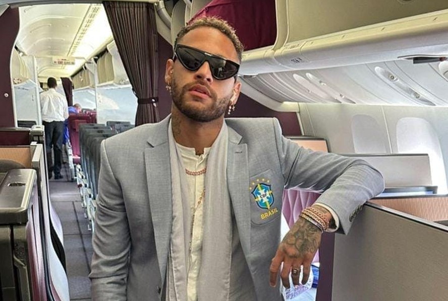 Neymar Jr. posa em avião rumo ao Qatar