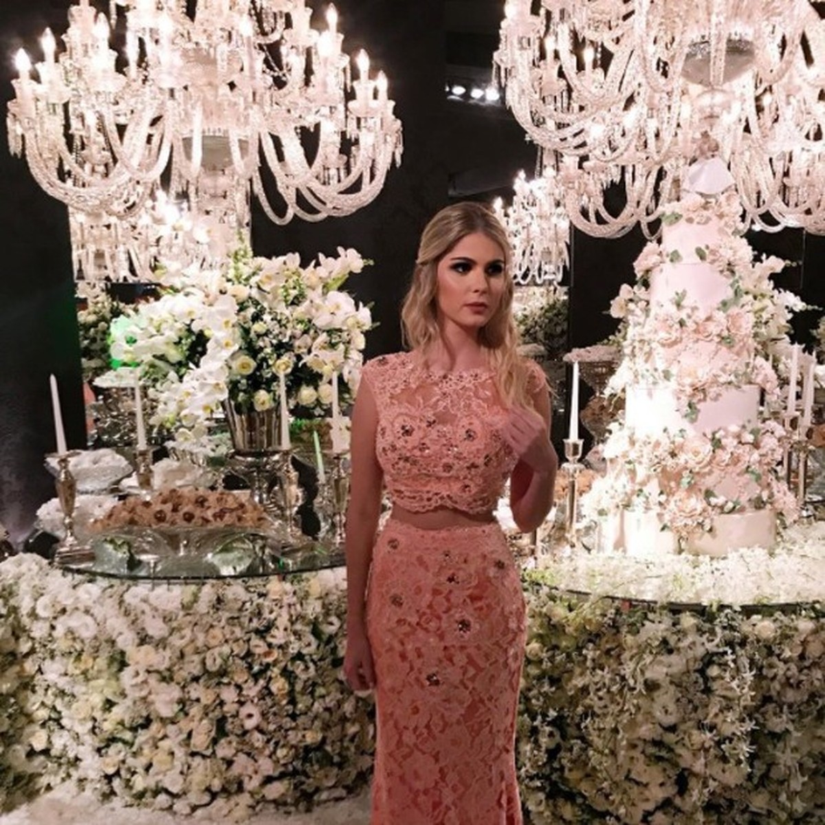 Cinturinha fina de Barbara Evans chama atenção em casamento