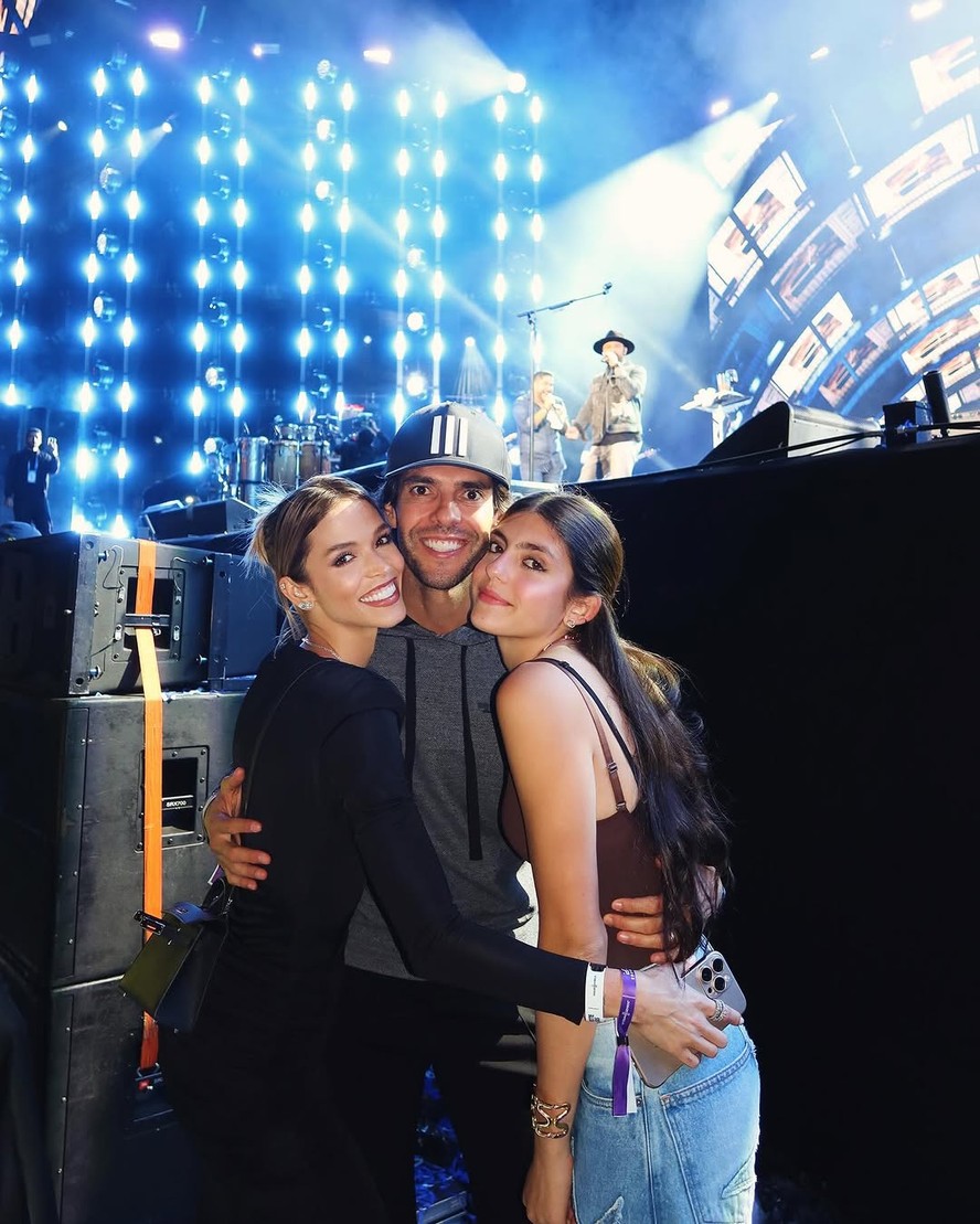 Carol Leite curte show sertanejo com Kaká e enteada: 'Meus amores'