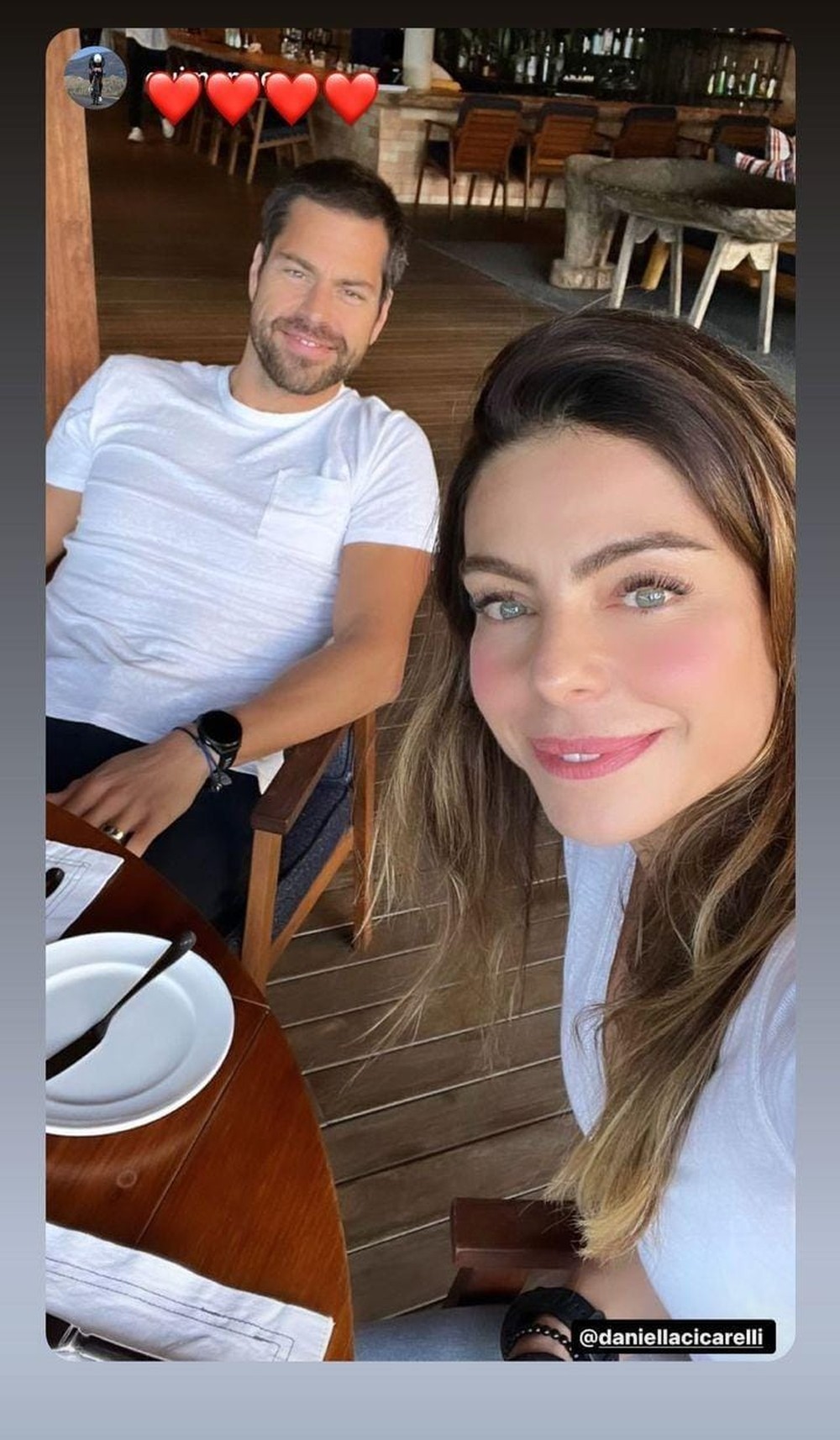 Daniella Cicarelli posa em momento romântico com Guilherme Menge