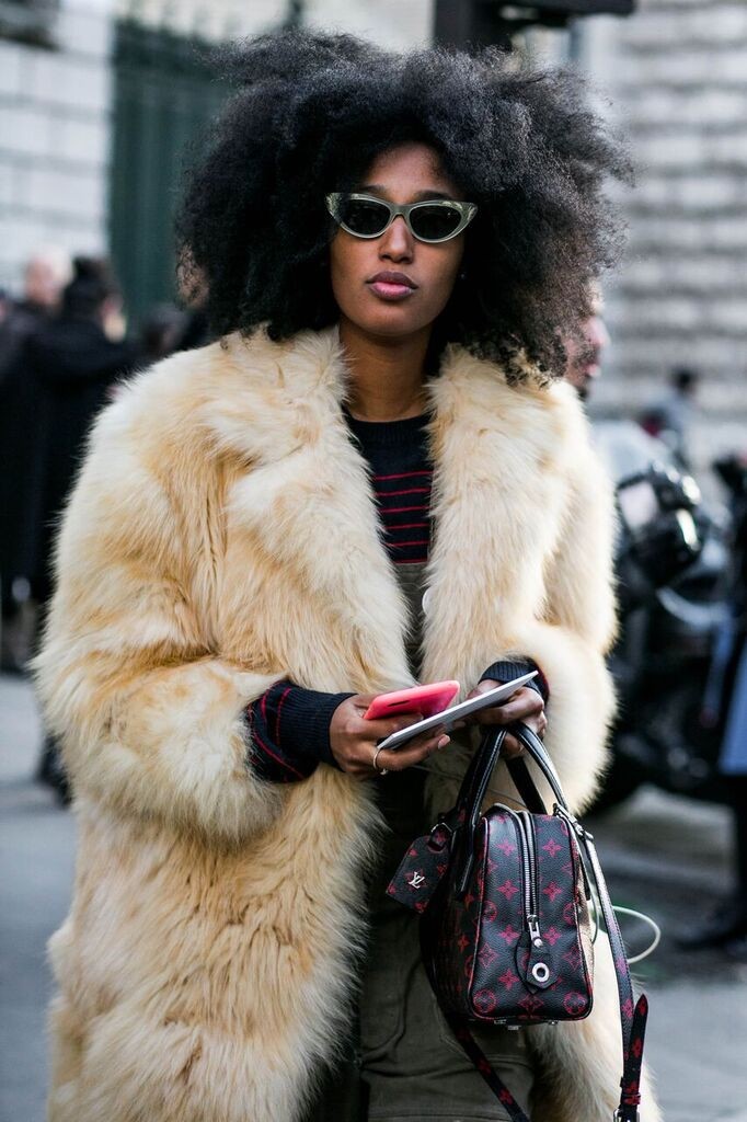 Street style: cores lavadas adocicam as ruas da semana de moda de Paris