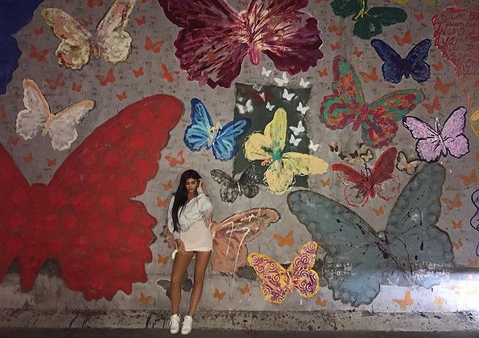 Kylie Jenner ganha colar avaliado em R$ 188 mil