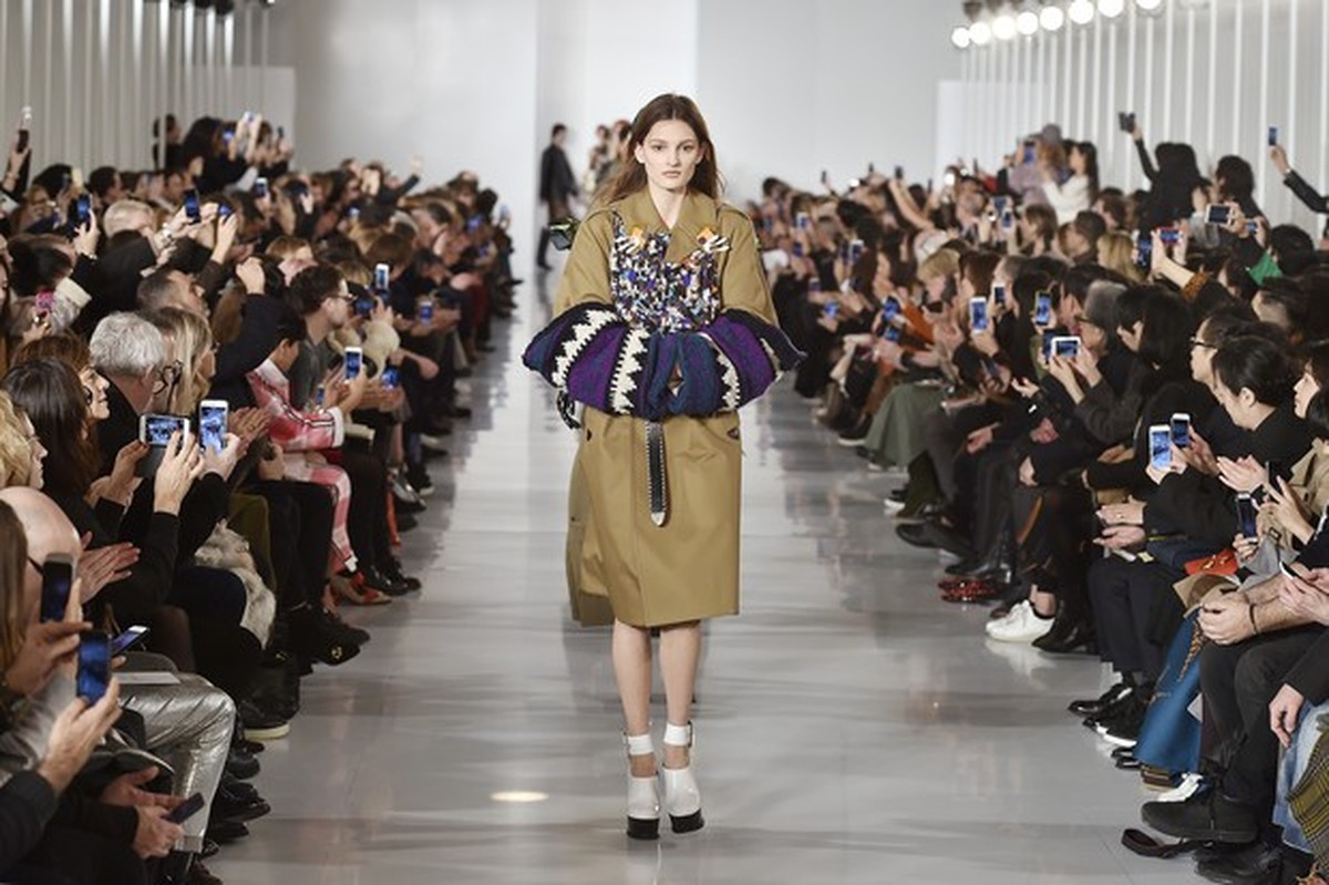 Maison Margiela brinca com o contraste de materiais no inverno 2017