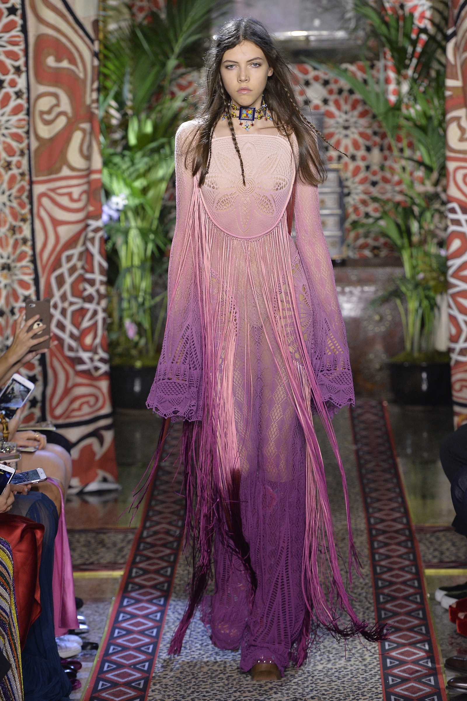 Verão da Cavalli ganha referências 70's, étnicas e aura boho