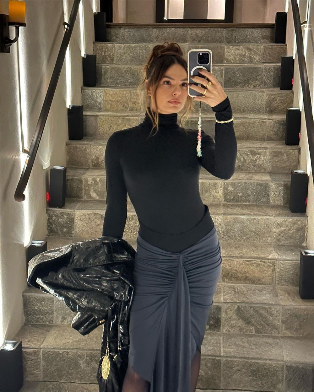 Isis Valverde abre álbum de fotos de noite em Los Angeles