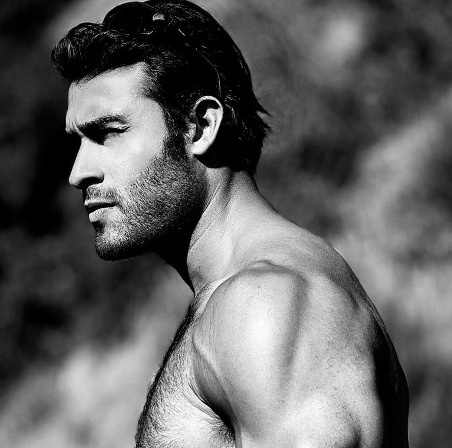 Sam Asghari para a web com clique P&B