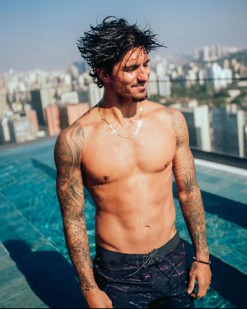 Gabriel Medina posa em sua nova cobertura luxuosa em SP