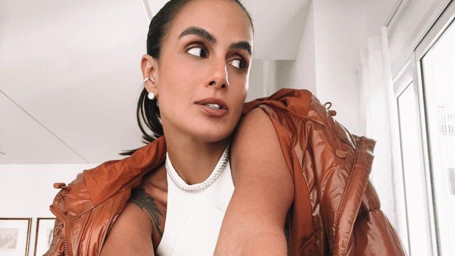 Carol Peixinho elege look barbiecore para posar em cenário luxuoso