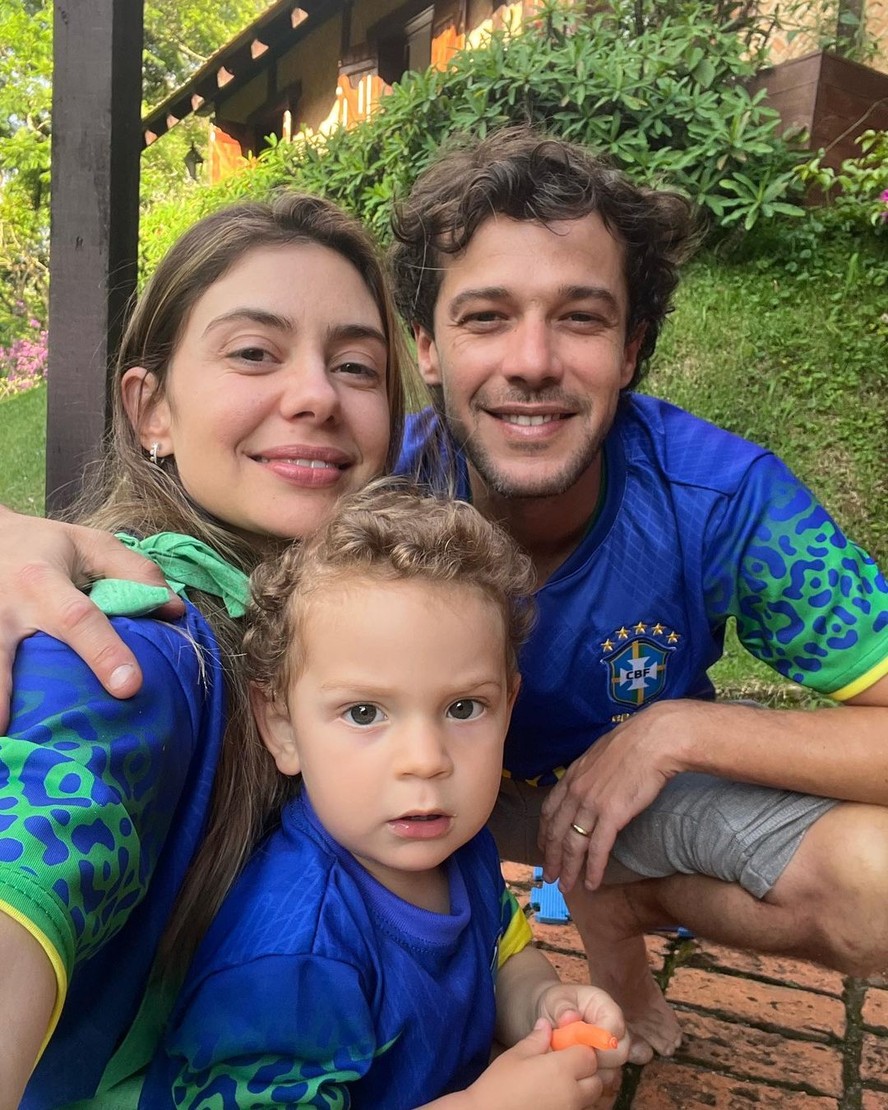 Jayme Matarazzo celebra aniversário da esposa com fotos da família