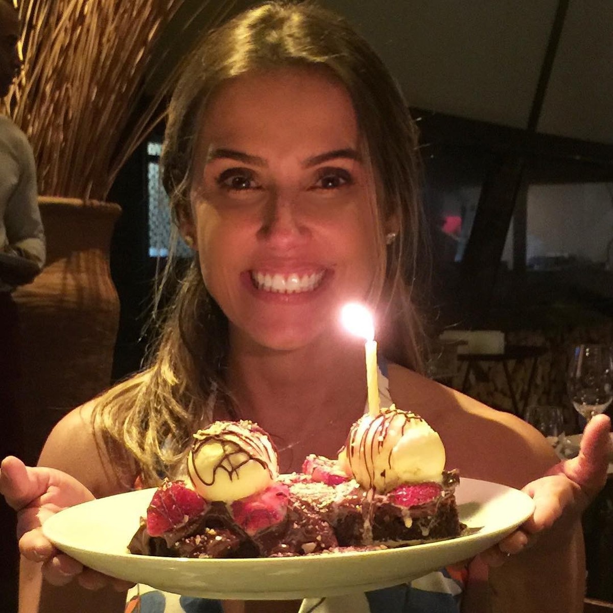 Deborah Secco celebra 37 anos com post