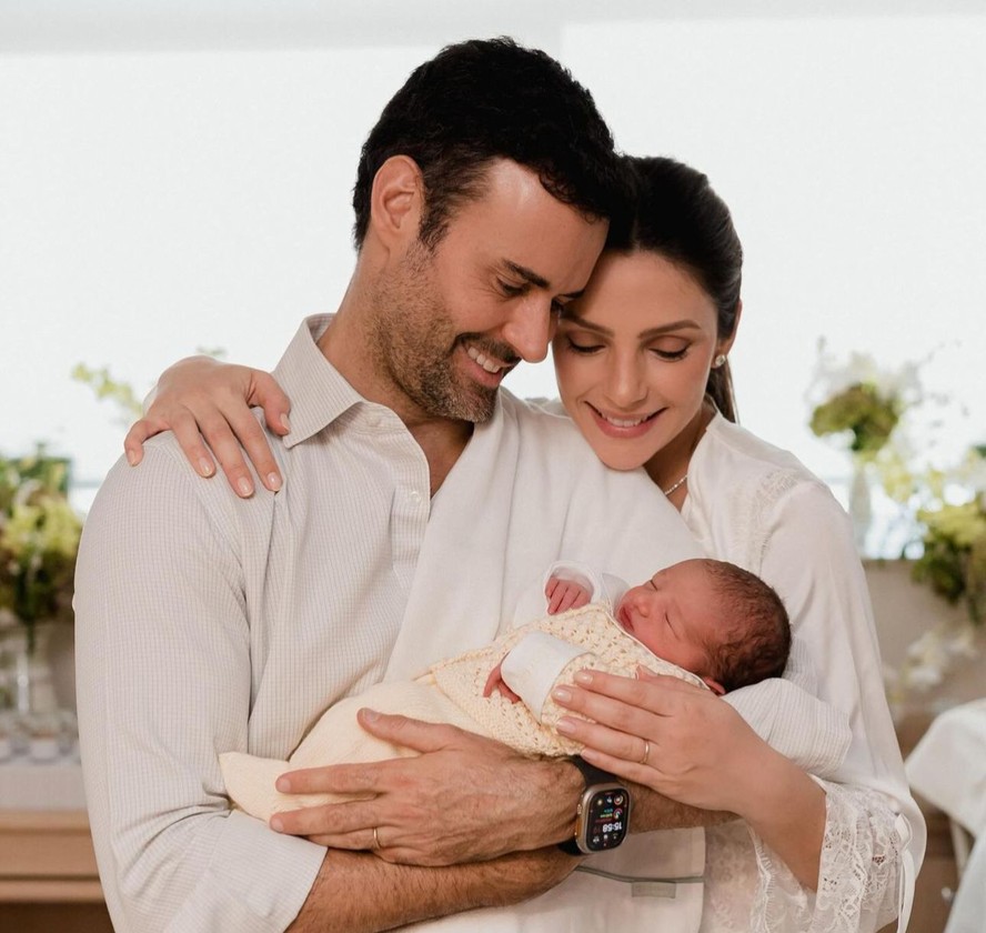 Carol Celico exibe novos registros do filho recém-nascido