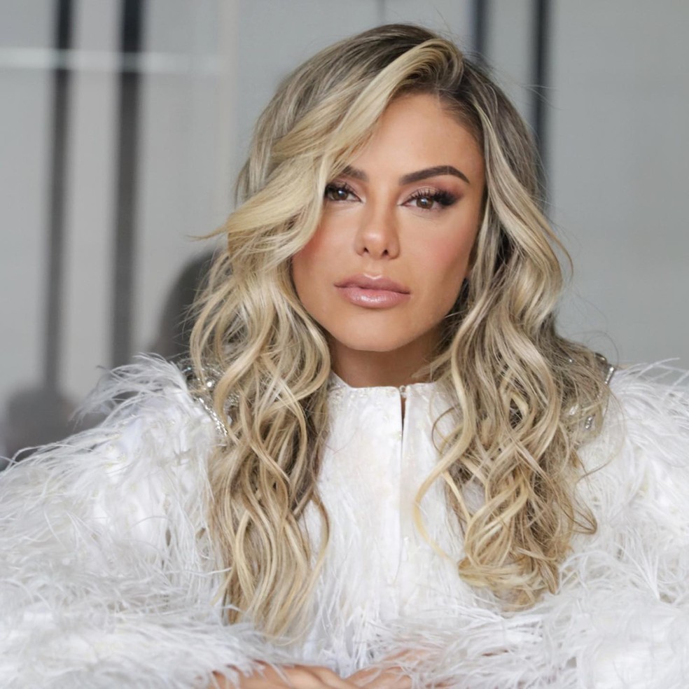 Poliana Rocha posa com plumas para celebrar o Dia Internacional da Mulher