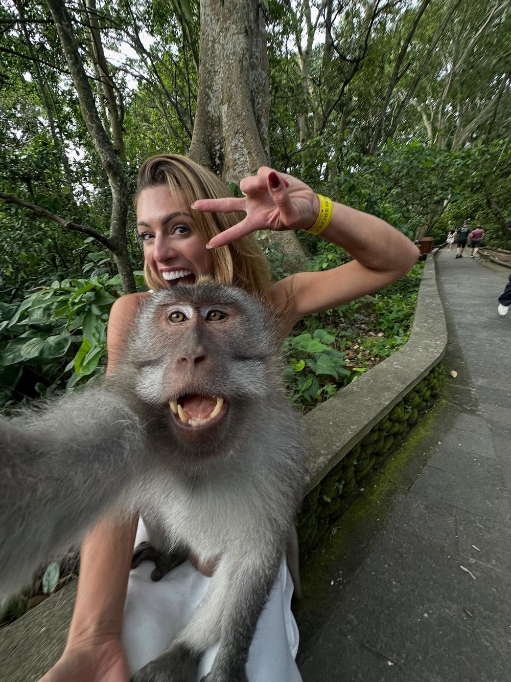 Elaine Mickely e César Filho posam para selfie com macaco: 'Nos reconheceu'