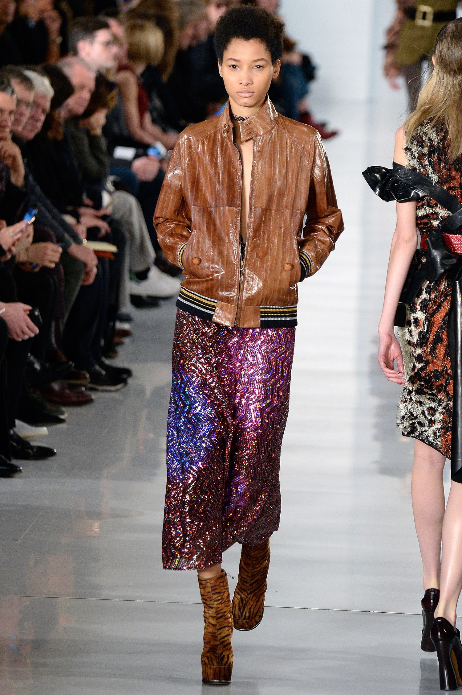 Maison Margiela brinca com o contraste de materiais no inverno 2017