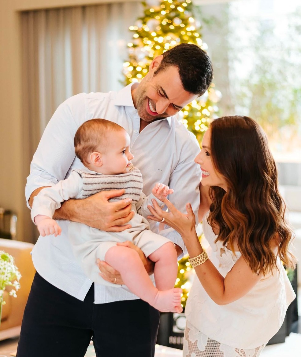 Carol Celico encanta web com cliques natalinos em família