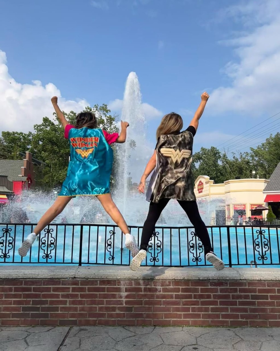 Maria Maya exibe cliques raros com a irmã, Manu