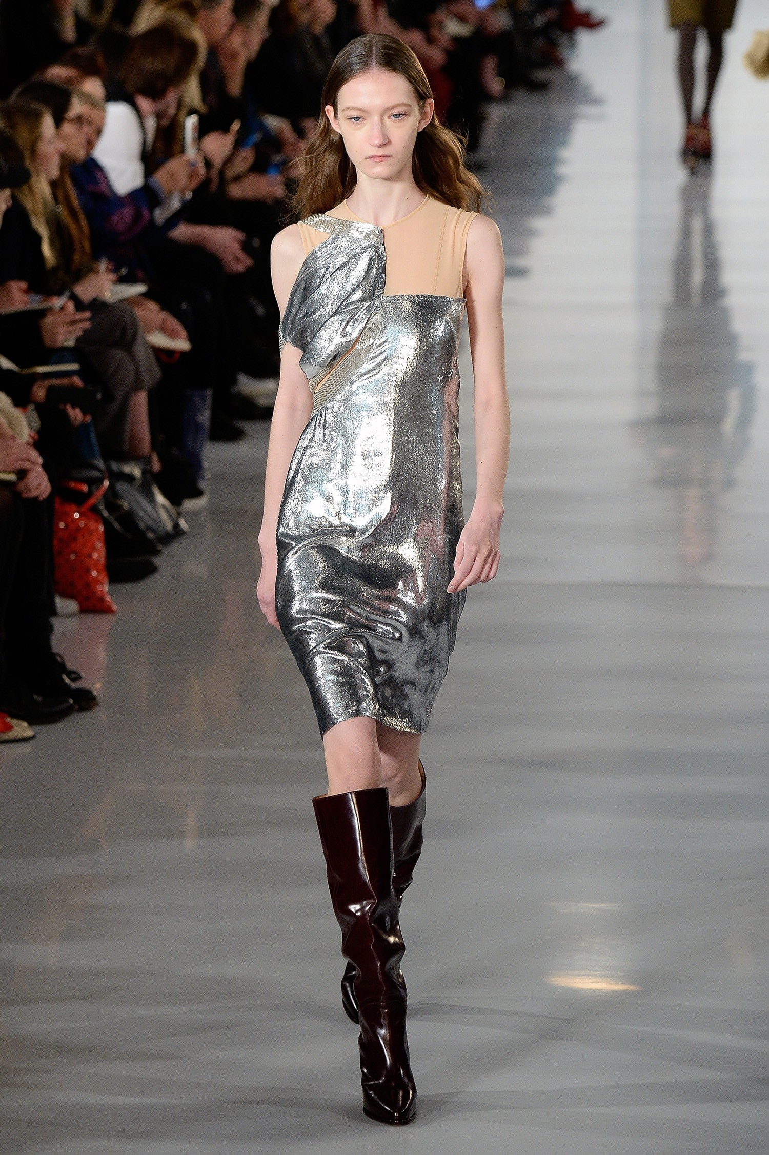 Maison Margiela brinca com o contraste de materiais no inverno 2017