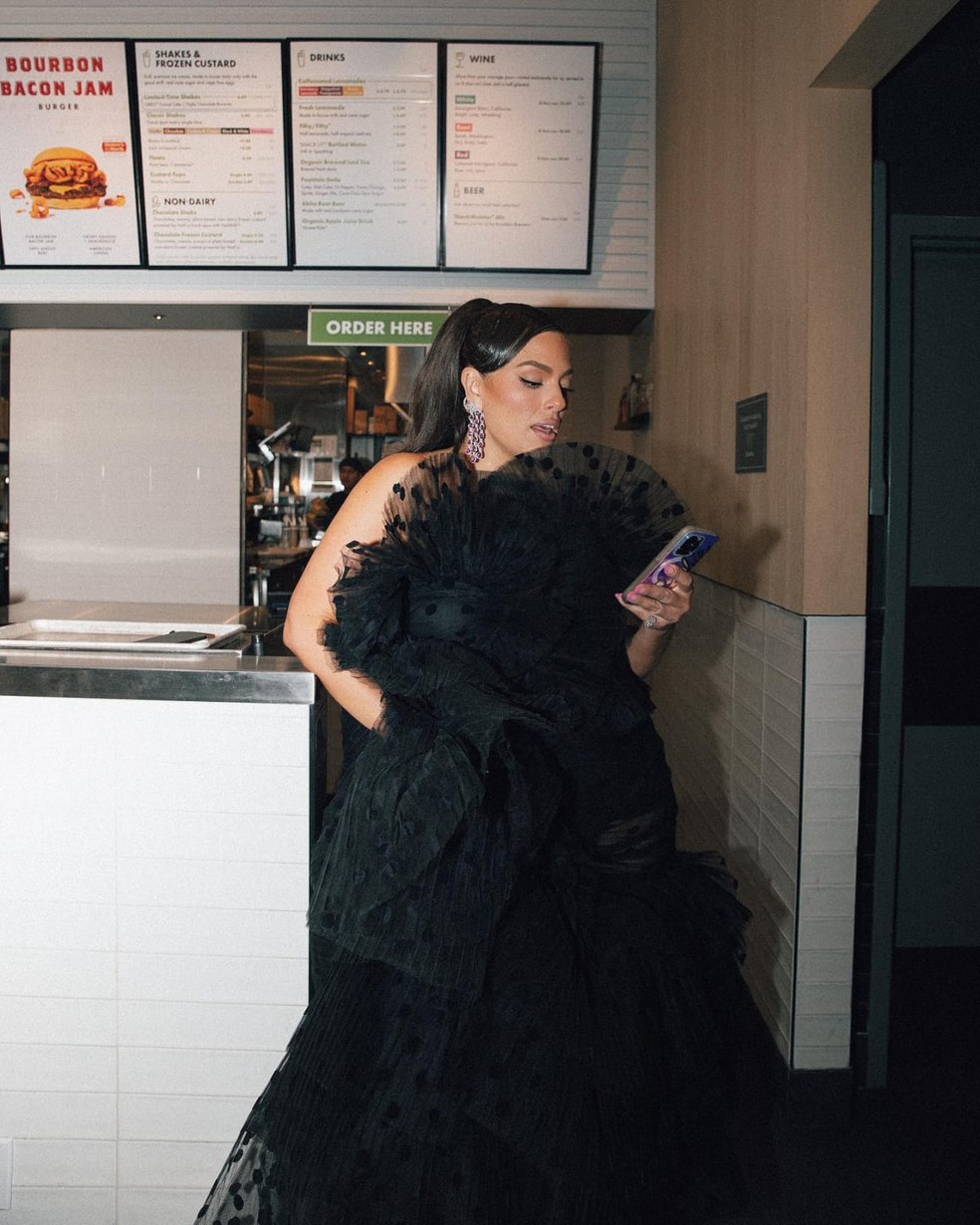Ashley Graham faz ensaio encantador em loja de fast food