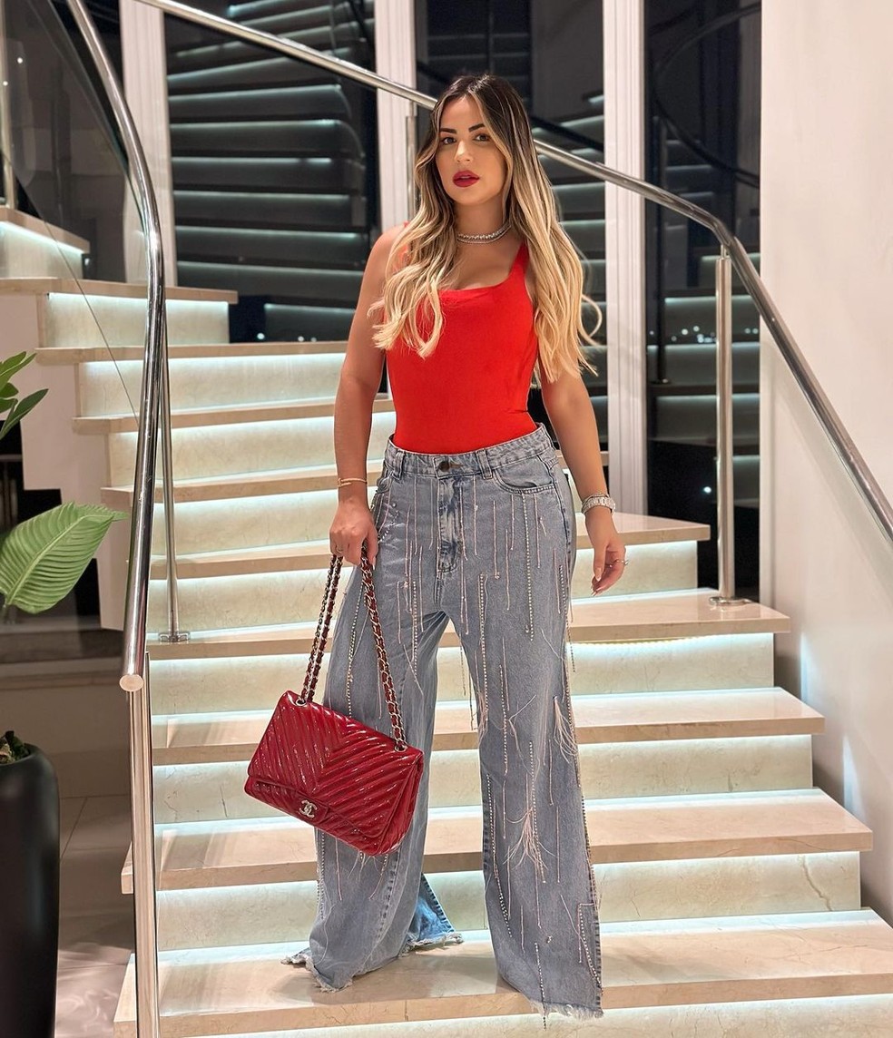 Após publicar novas fotos, Deolane Bezerra recebe comentários sobre ...