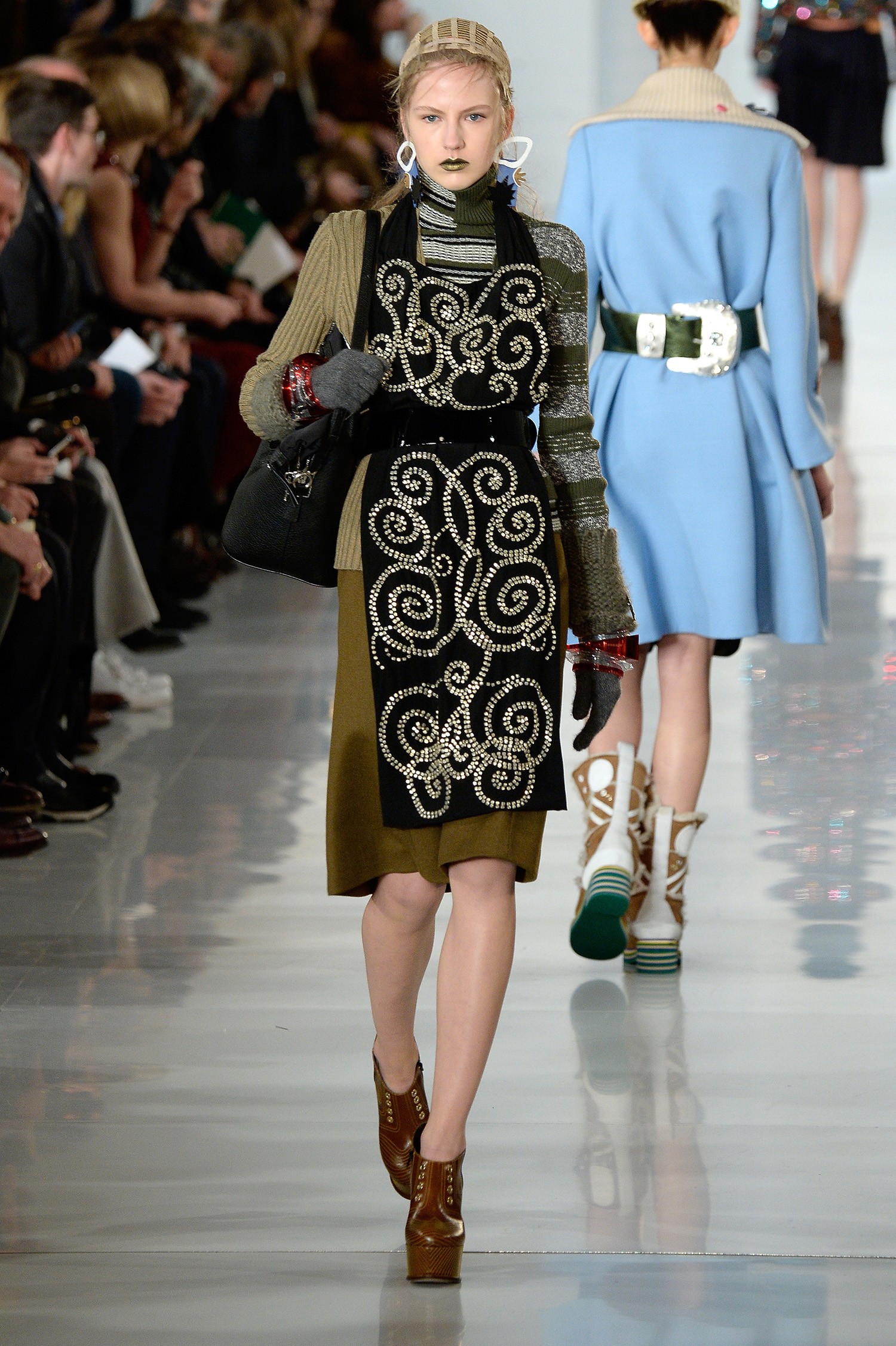 Maison Margiela brinca com o contraste de materiais no inverno 2017