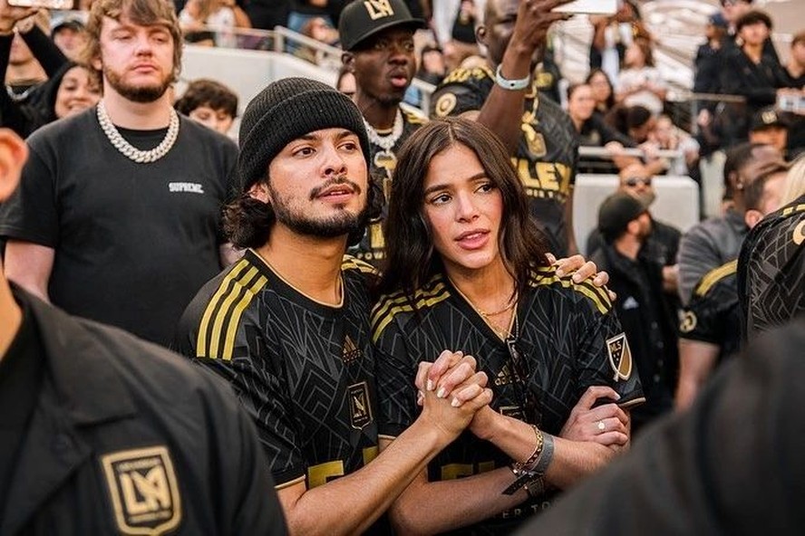 De outro ângulo, fãs vibram com beijo de Bruna Marquezine e Xolo Maridueña