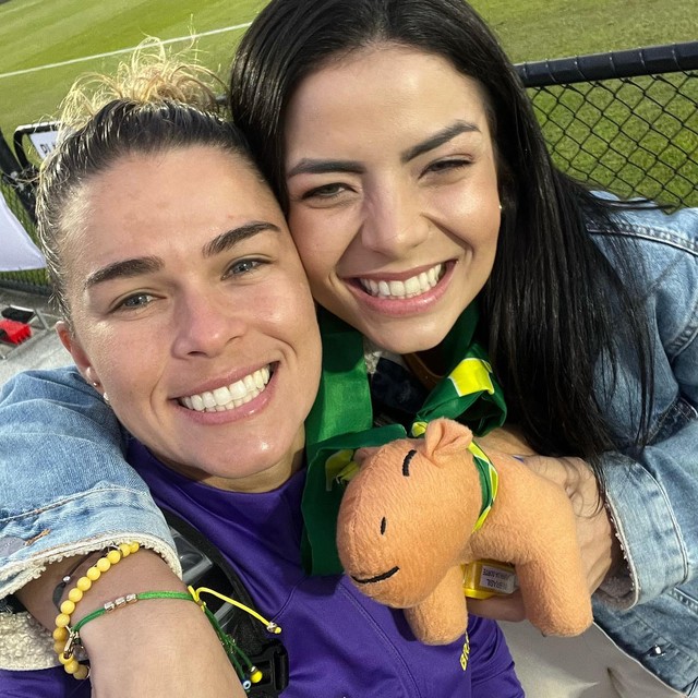 Gabi Fernandes celebra 1 ano de namoro com Tamires