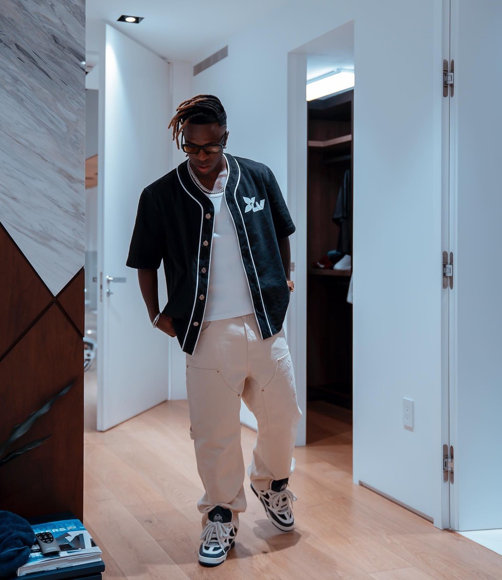 De visual novo, Vini Jr. esbanja estilo na web