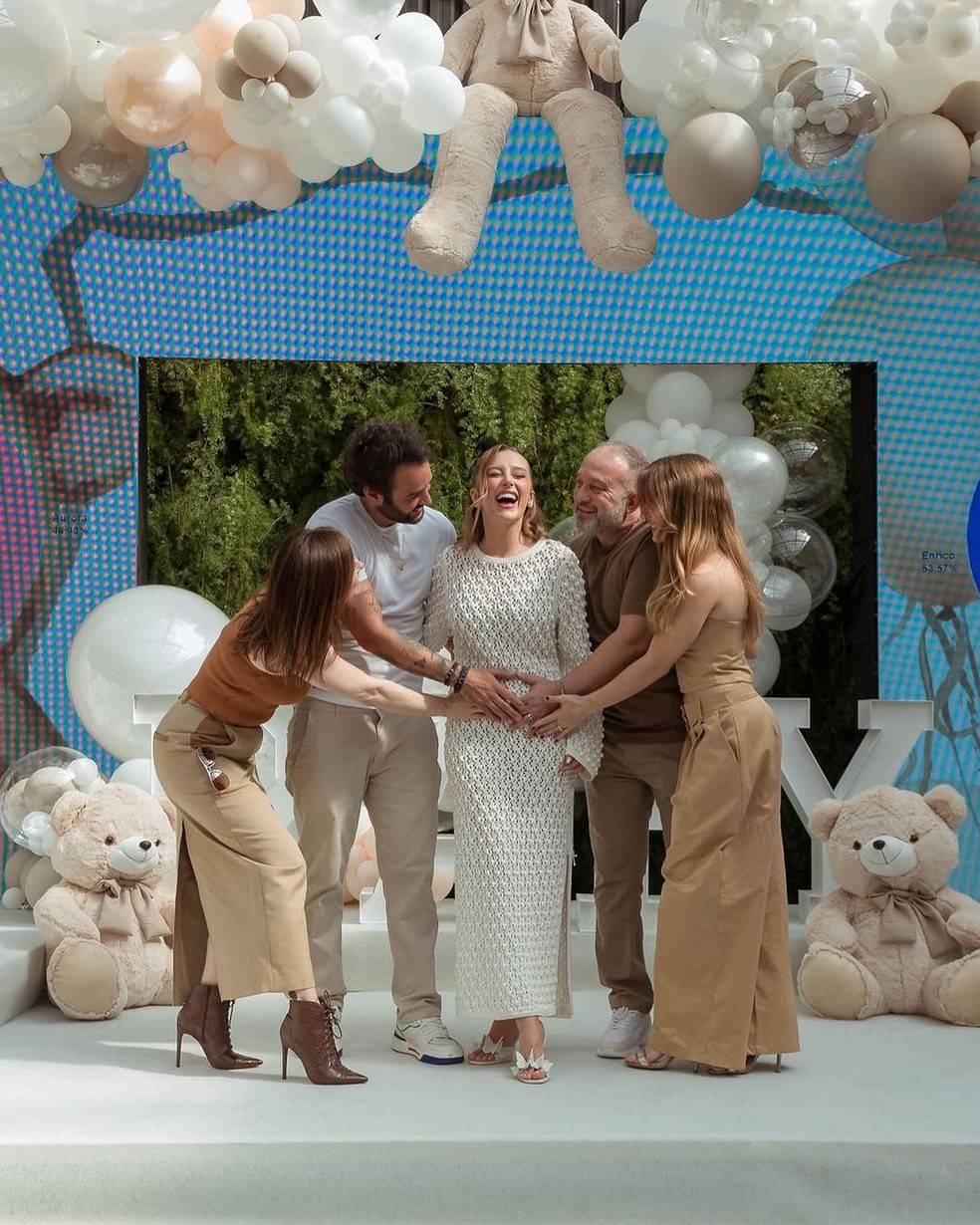 Duda Reis abre álbum de fotos inéditas do chá revelação da filha