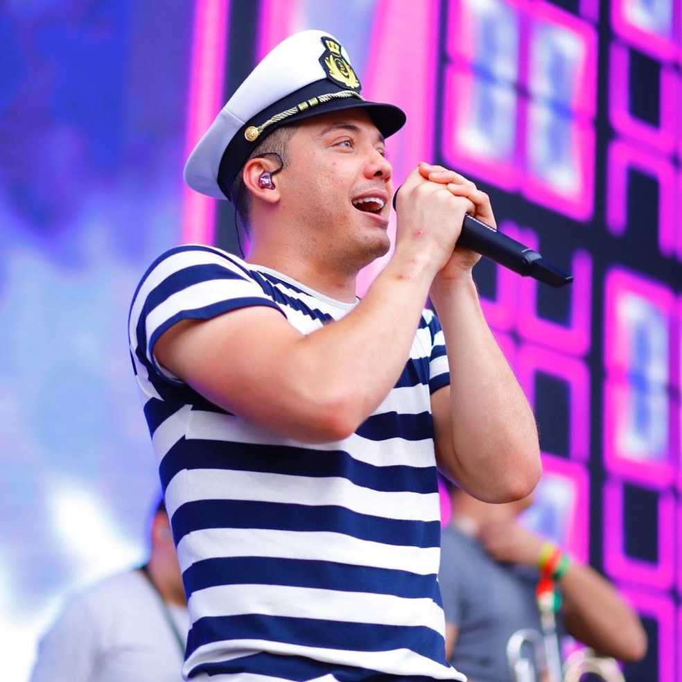 Wesley Safadão posa com a família em frente ao navio de seu cruzeiro