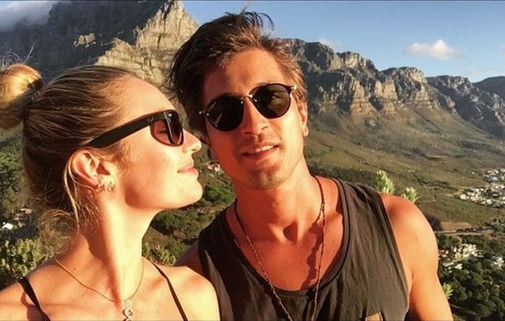 Candice Swanepoel em clima de romance com Herman Nicoli na África