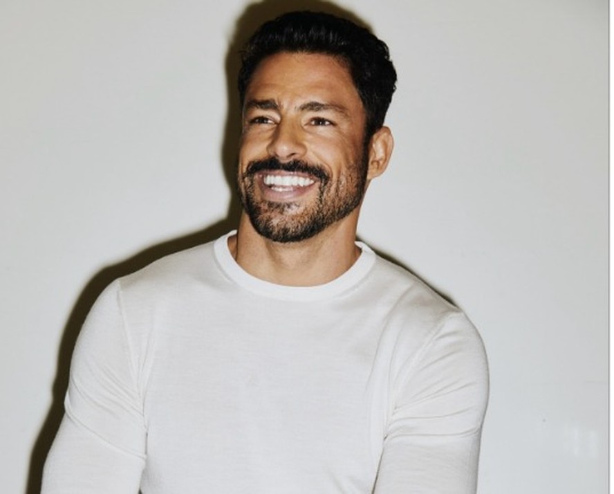 Cauã Reymond ganha elogios em novas fotos