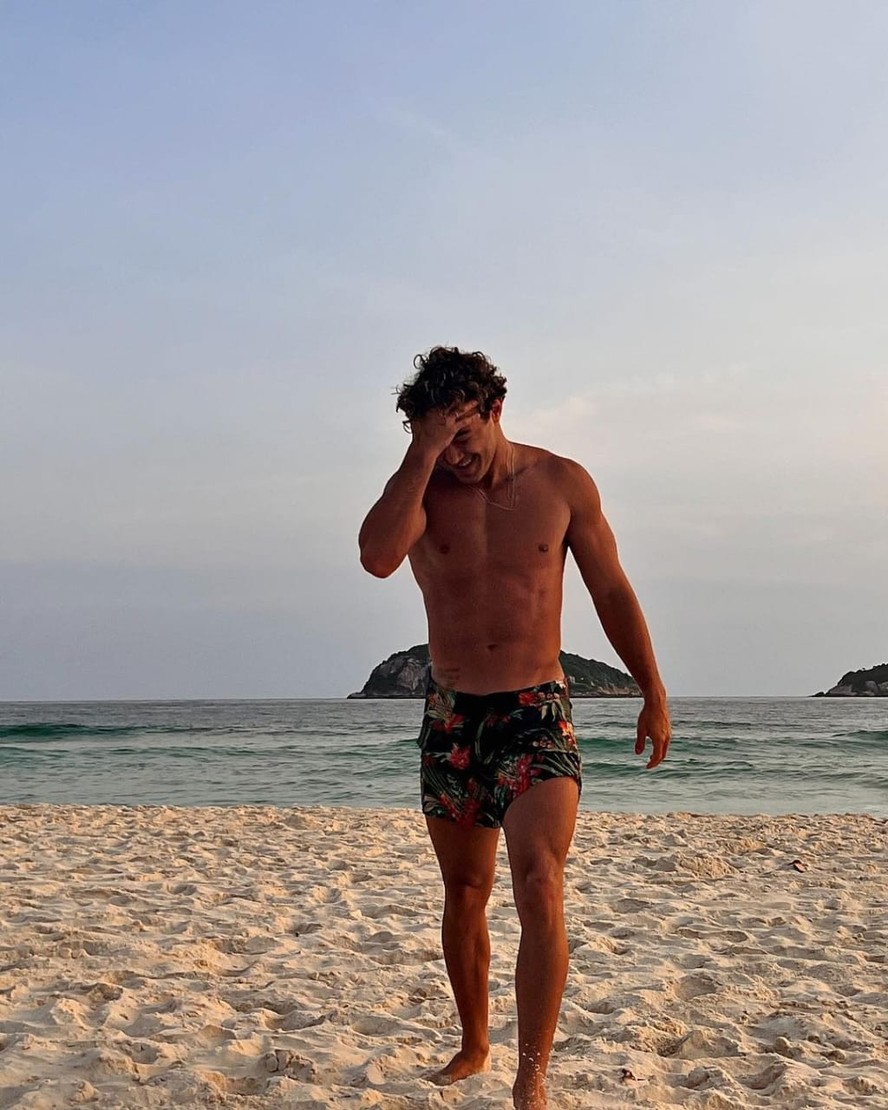 André Luiz Frambach rouba a cena ao renovar o bronze em praia paradisíaca