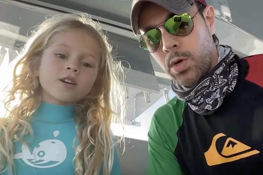 Enrique Iglesias celebra momentos em família com a filha Mary