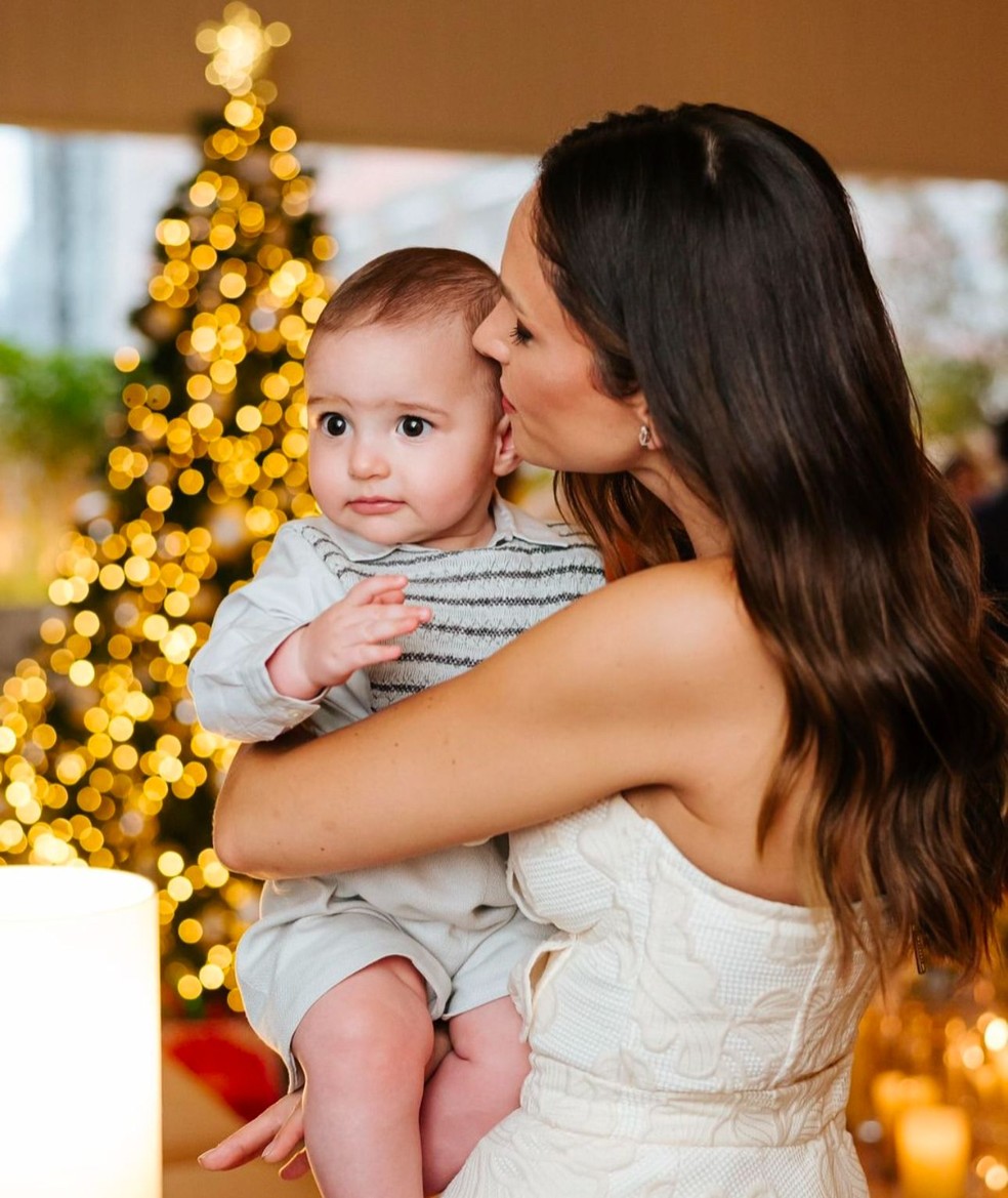 Carol Celico encanta web com cliques natalinos em família