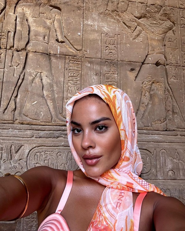 Bella Campos abre álbum de viagem ao Egito