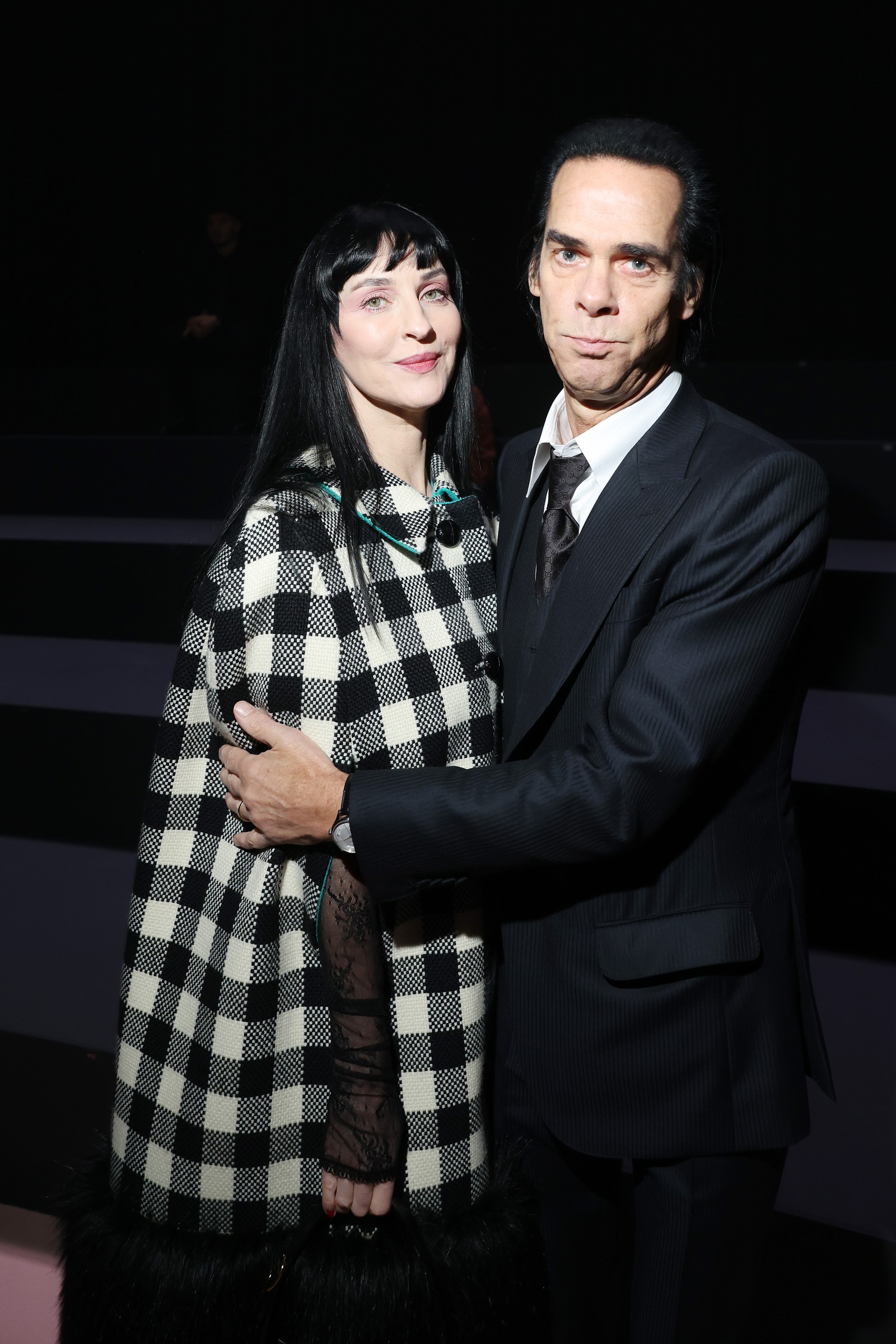 Idris Elba aposta em terno turquesa para desfile da Gucci; veja destaques