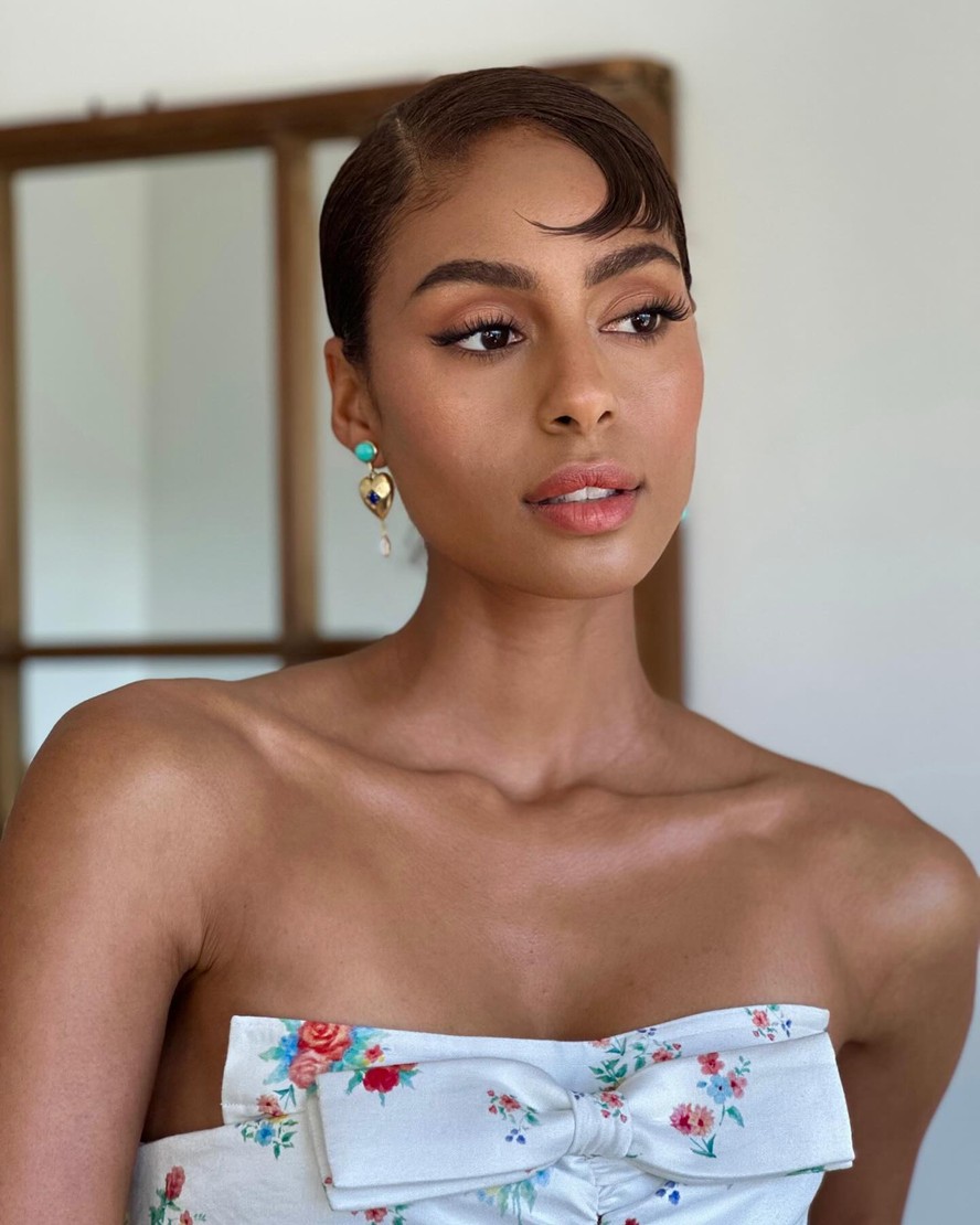 Kiss curl: conheça o toque vintage que está de volta aos penteados