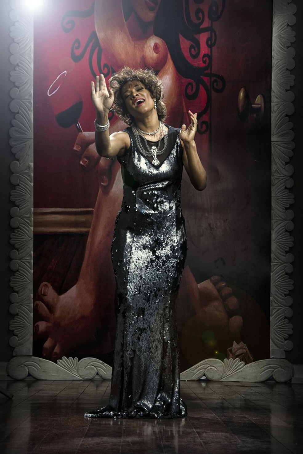 Leilah Moreno se transforma em Whitney Houston com R$ 1 milhão em joias