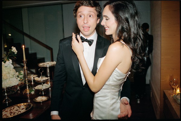 Angelica Bucci se casa em Londrina com looks vintages garimpados