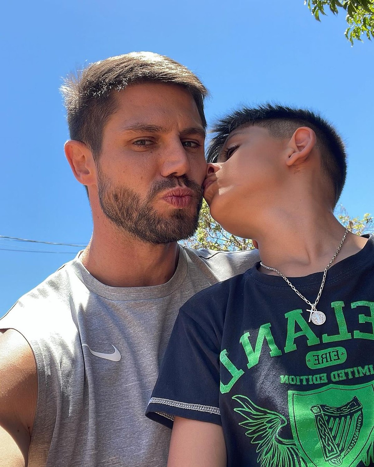 Jonas Sulzbach protagoniza selfie com família e ressalta: 'Me faz tão ...